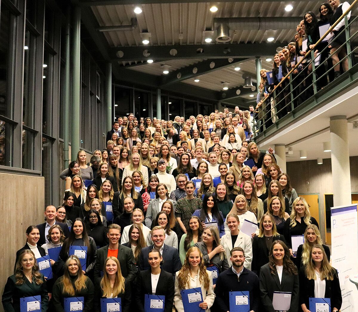 Abschlussfeier der Lehramtsstudiengänge im vollbesetzten Audimax | PLAZ – Professional School of ...